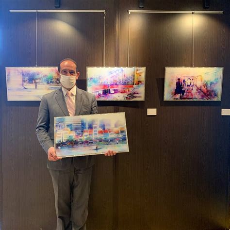 フラトンホテル総支配人ジョバンニ氏に若松貴志の作品を寄贈 ｜ オリジナルアートを企業・施設・店舗に Wacca Design Gallery