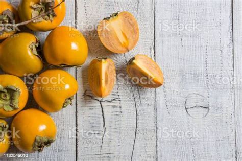 잘 익은 코코아 전체 와 소박한 배경에 슬라이스 감 과일 건강한 오렌지 과일 개념 텍스트 복사 공간 가을에 대한 스톡 사진 및 기타 이미지 Istock