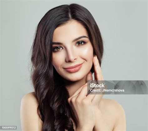 젊은 여자 얼굴입니다 아름 다운 갈색 머리 여자는 웃 고입니다 화장 오래 건강 한 머리 및 매니큐어 갈색 머리에 대한 스톡 사진 및 기타 이미지 Istock