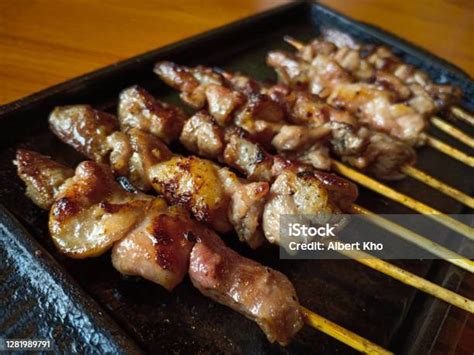 인도네시아 음식 염소 또는 양고기 사테이 대나무 막대에 구멍을 뚫고 잘 익은 사람에게 화상을 입었습니다 뜨거운 테플론 팬에 담겨 제공됩니다 매우 맛있고 부드러운 0명에 대한