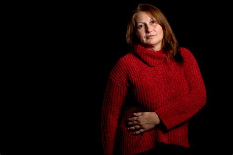 검은 색 스튜디오 배경에서 웃고 있는 빨간 울 스웨터를 입은 예쁜 여성 복사 공간 40 44세에 대한 스톡 사진 및 기타 이미지 40 44세 관능 귀여운 Istock