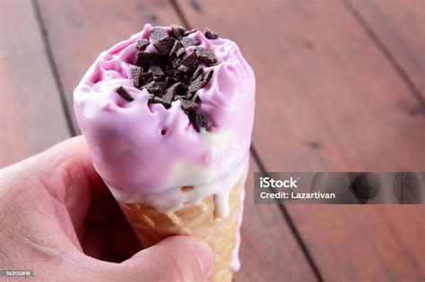 아이스크림 콘와 손잡고 어두운 나무 배경에 아이스크림입니다 남자의 손에 와플 컵에 차가운 우유 디저트 복사 공간 여름 차가운 디저트 갈색에 대한 스톡 사진 및 기타 이미지