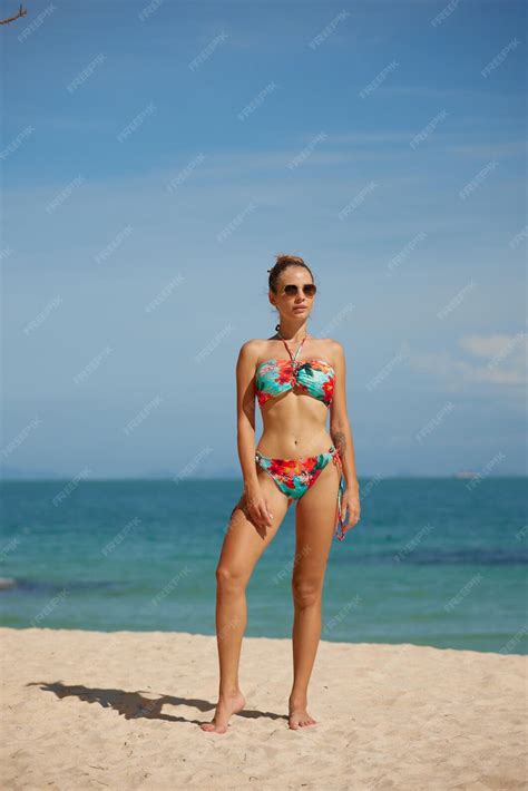 Hermosa Chica En Bikini En La Playa Mujer Joven En Bikini En La Playa