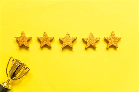 단순히 플랫 레이 디자인 우승자 또는 챔피언 골드 트로피 컵과 노란색 배경에 고립 된 5 별 등급 승리의 1 위 경쟁 승리 또는