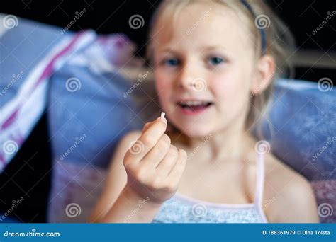 一个6岁7岁的漂亮小女孩失去了第一颗乳牙 失去原始牙齿，用永久牙齿替换牙齿 库存图片 图片 包括有 牙科 关心 188361979