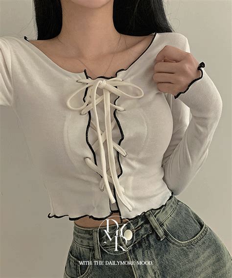 [ 개미허리 4color] 아일렛 코르셋 배색 물결 리본 크롭 긴팔 티셔츠 에이블리