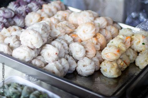 Foto De Kui Chai Dessert Or Kanom Kui Chai Garlic Chives Dim Sum Steamed Dumplings Have Many