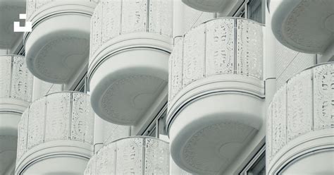 벽에 있는 크고 둥근 흰색 물체 그룹 사진 Unsplash의 무료 회색 이미지