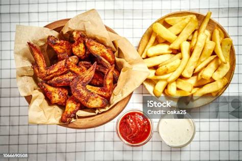 식탁보에 맛 있는 닭 튀김된 날개 감자 튀김과 소스의 상위 뷰 감자 요리에 대한 스톡 사진 및 기타 이미지 감자 요리 고기 굽기 Istock