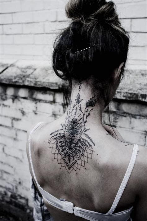 Тату на шее для девушек 75 фото красивые эскизы и надписи сбоку сзади спереди