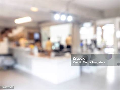 추상적인 흐릿한 현대적인 흰색 카페 작업 공간 배경에는 카운터 바 건물 내부 사무실 또는 실내 레스토랑 홀 공간이 있습니다 광고 및 비즈니스 프레젠테이션을 위한 흐릿한 배경