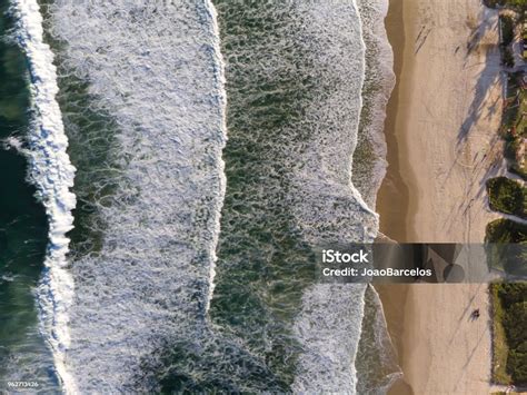 Barra 다 Tijuca 리오 데 자네이 브라질의 해변의 상단 보기 무인 항공기 사진 황금빛 모래와 판자 해변 파도 해 채 충돌 볼 수 있습니다 건축에 대한 스톡 사진 및