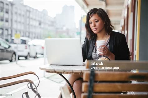 야외 카페에서 노트북을 작업하는 아프리카계 미국인 사업가 노트북에 대한 스톡 사진 및 기타 이미지 노트북 노트북 사용하기 도시 Istock