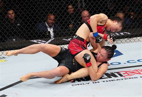 组图：ufc281张伟丽裸绞降服卡拉 重夺冠军金腰带 搜狐大视野 搜狐新闻