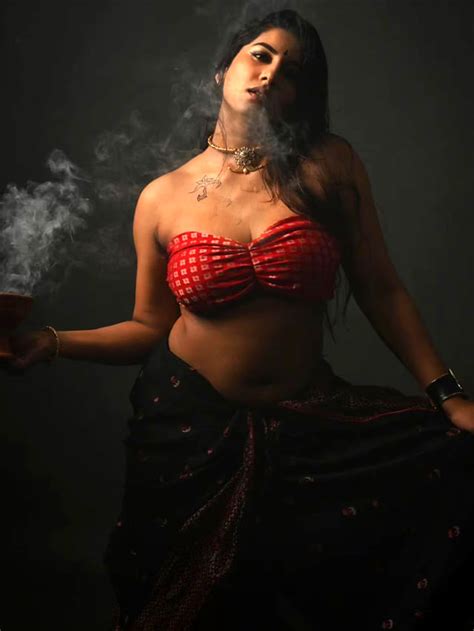 అందాలతో పిచ్చెక్కిస్తున్న యాంకర్ విష్ణు ప్రియా Tv9 Telugu