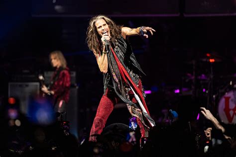 Steven Tyler Singing Dream On