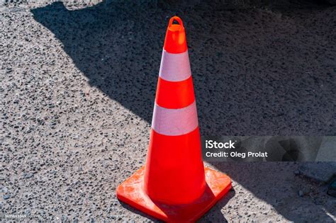 회색 아스팔트에 흰색과 주황색 줄무늬가있는 교통 콘은 공간을 복사합니다 로드 콘 0명에 대한 스톡 사진 및 기타 이미지 0명 개념 거리 Istock