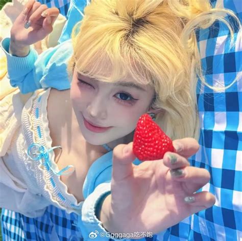 金发女孩手持红草莓，蓝格野餐垫上尽显甜美可爱 男女头像｜好喜欢今天的可爱头像啊表情包图片动图 求表情网 斗图从此不求人