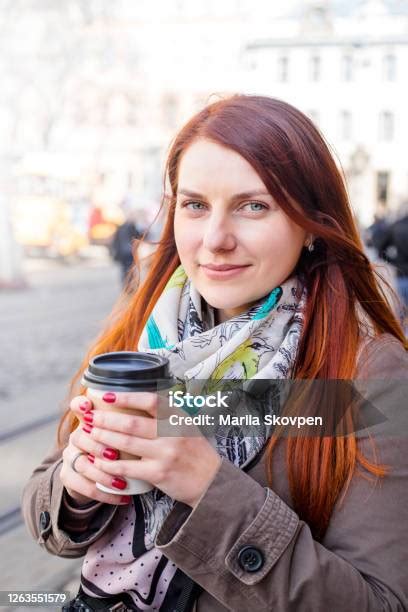 커피 컵을 들고 있는 여자들이 흐릿한 거리에서 미소를 짓고 있다 화창한 봄 오후 레드 매니큐어 갈색에 대한 스톡 사진 및 기타