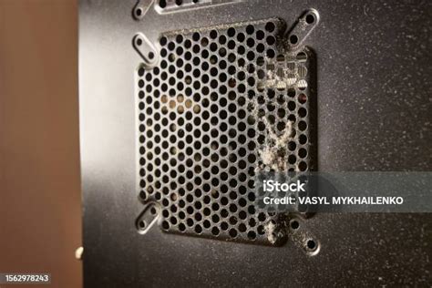 컴퓨터 케이스 그릴의 먼지 오염 Pc 관리 및 청소 Cpu에 대한 스톡 사진 및 기타 이미지 Cpu Usb 포트 근거리 초점 Istock