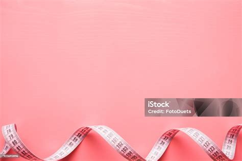 파스텔 핑크 바탕에 테이프를 측정 합니다 바디슬리밍 체중 감소 또는 양 장점의 제공 또는 다른 아이디어를 비웃는 다 텍스트 로고