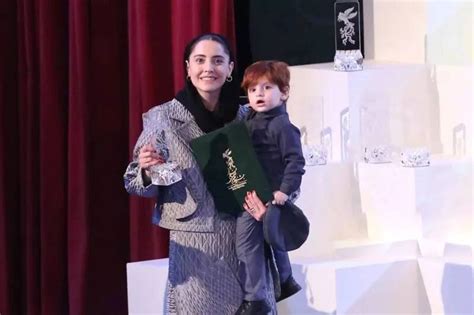 ببینید ویدیویی جالب از شبنم قربانی به همراه پسرش هنگام دریافت سیمرغ