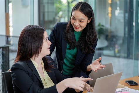 현대식 사무실 책상에서 재무 계획과 전략에 대해 논의하는 여성 사업가들 2명에 대한 스톡 사진 및 기타 이미지 2명 The Colleagues Fundraising