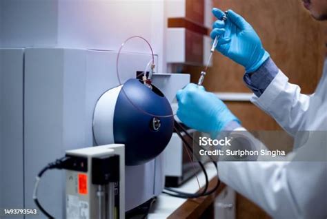 과학자는 실험실에서 분석을 위해 마이크로 주사기가 있는 샘플을 Tof 질량 분석기에 주입합니다 분광학에 대한 스톡 사진 및 기타 이미지 Istock