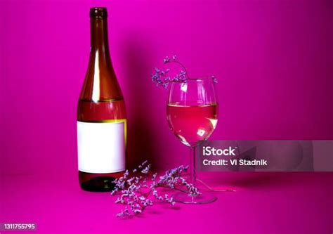 밝은 배경에 향기로운 화이트 와인 한 잔을 곁들인 라벤더 화이트 와인 소다 샤르단의 향기와 꽃의 부드러움의 조합 와인과 레스토랑의 광고 0명에 대한 스톡 사진 및 기타