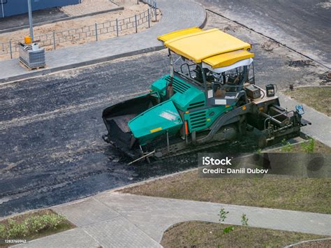 도로를 수리하고 새로운 도로 증기 롤러 중장비 아스팔트 도로의 현대 기술 0명에 대한 스톡 사진 및 기타 이미지 0명 거리