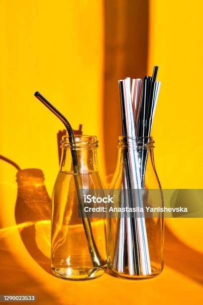 노란색 배경에 많은 여러 가지 빛깔의 플라스틱 빨대와 스테인레스 스틸 재사용 음주 빨대 제로 폐기물 개념 플라스틱이 없습니다 깊은 그림자 0에 대한 스톡 사진 및 기타