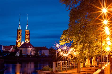 텀스키 섬을 내려다 보는 폴란드의 브로츠와프 시의 제방 0명에 대한 스톡 사진 및 기타 이미지 0명 강 건물 외관 Istock