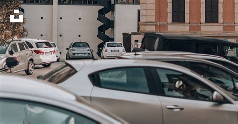 많이 주차 된 많은 자동차 사진 Unsplash의 무료 이탈리아 이미지