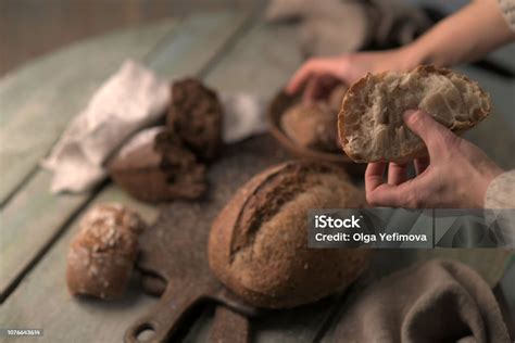 빵집골드 소박한 빵과 검은 칠판 배경에서만 두의 피 각 질의 빵 아직도 인생에서 캡처한입니다 테이블에 신선한 향기로운 빵입니다 식품 개념입니다 구운된 빵 빵 나무 테이블