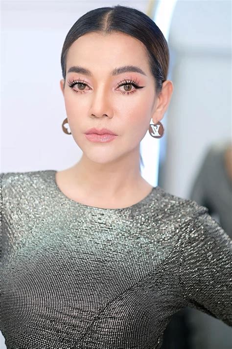 ហ្វេនថាអាយុមិនសមនឹងសម្រស់ ព្រោះ ញឹម ច័ន្ទថន នៅតែក្មេងស្អាត Khmerload Cambodia Latest News