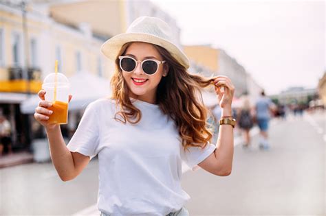 에너지를 표현 하는 밝은 메이크업과 멋진 모델의 초상화 짧은 데님 반바지에 밝은 티셔츠 놀이 공원에서 축제 Joying