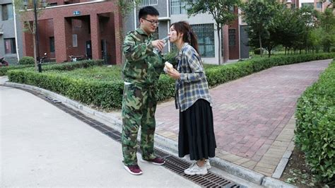 董事长假装乞丐在路上乞讨，好心农民工给她瓶水，没想到回工地后惊喜来了 Youtube