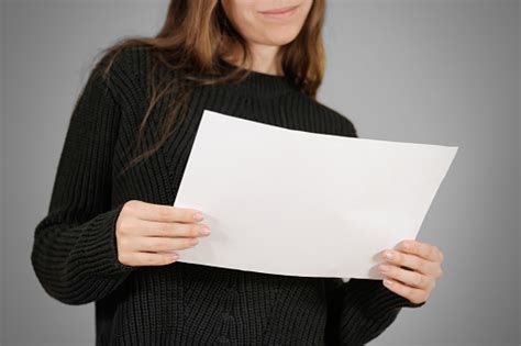 여자 빈 흰색 A4 전단지 팜플렛 소책자를 읽고입니다 전단지 프리젠테이션입니다 팜플렛에는 손을 잡으십시오 여자 쇼 명확한 오프셋된 종이입니다 시트 서식 파일입니다 공란에