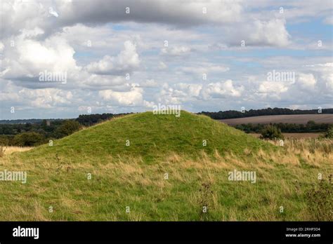 Neolithic Burial Mounds Or Barrows In The Wiltshire Countryside Stock