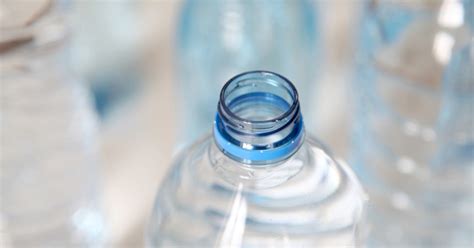 생수 1ℓ에 플라스틱 입자 24만개간 뇌에도 침투