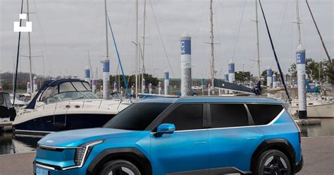 보트 선착장 앞에 주차된 파란색 Suv 사진 Unsplash의 무료 차 이미지