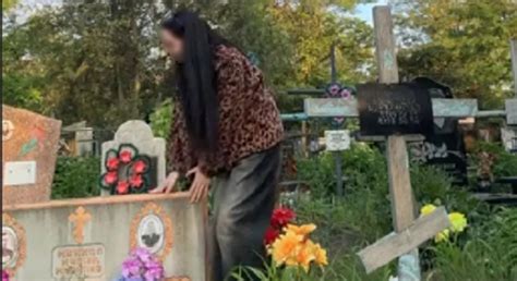 У Дніпрі підлітка танцювала на могилах під російську музику