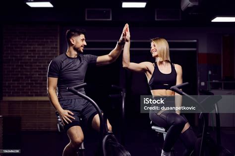 체육관에서 운동 자전거에 스포티 한 부부는 목표를 달성했다 팀워크 컨셉 운동 수업에 대한 스톡 사진 및 기타 이미지 운동 수업 2명 30 39세 Istock