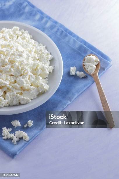 코 티 지 치즈에 블루 냅킨 나무 숟가락 흰 접시에 치즈 다이어트를 위한 부드러운 치즈 아침 식사를 위한 건강 한 유제품 0명에 대한 스톡 사진 및 기타 이미지 Istock