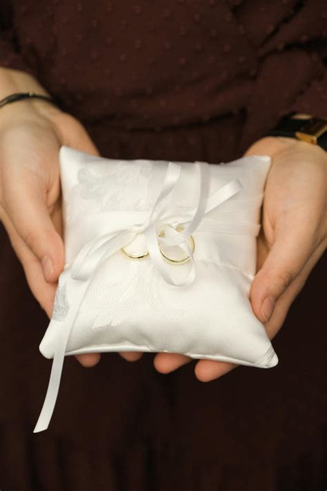 격식 있는 결혼 결혼 사진 결혼식 결혼식 계획 결혼식 전통 교환 반지 금반지 낭만적인 로맨스 리본 매듭을 묶다 반지 보석 사랑 상징 새틴 베개