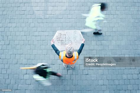 토목 공학 청사진 및 건축가는 야외 계획 인프라 평면도 및 건물 개발 작업을 하느라 바쁩니다 위의 프로젝트 생산성 목표를 위해 걷는 건설 노동자 사람들 계획에 대한 스톡