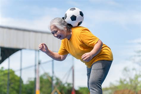도시 야외 코트에서 축구를하는 활동적인 노인 여성 축구 공을 가진 아시아 노인 여성 건강한 생활 개념 55 59세에 대한 스톡 사진 및 기타 이미지 Istock