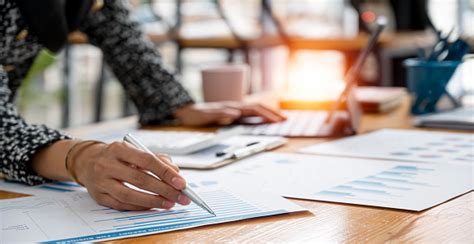 사업가 회계사 또는 재무 전문가는 사무실에서 비즈니스 보고서 그래프 및 재무 차트를 분석합니다 금융 경제 및 시장 조사의 개념 경제에 대한 스톡 사진 및 기타 이미지