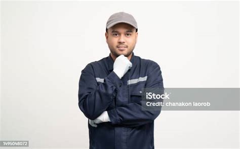 제복을 입은 유지 보수 서비스의 기술자 근로자 서비스 산업 주택 수리 직업 홈 서비스 개념은 격리된 배경입니다 검사 보기에 대한