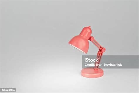 종이 의 배경에 분홍색 램프 장난감 테이블 램프 램프 근처의 텍스트를 위한 공간과 여유 공간을 복사합니다 루치 공간과 창조적 인 아이디어의 개념 0명에 대한 스톡 사진 및